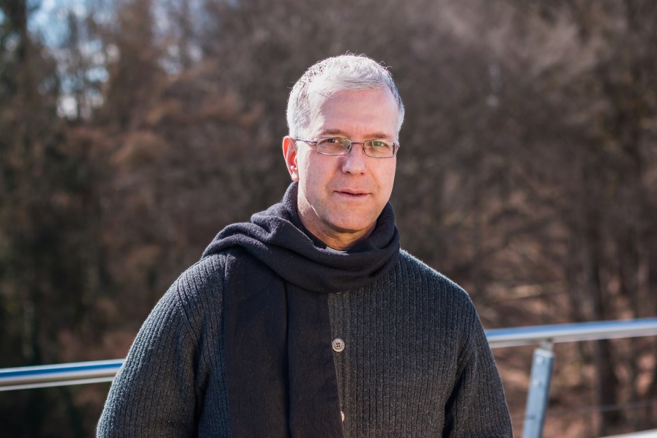 Sacerdote y compositor canta nuevo himno del Salmo 23