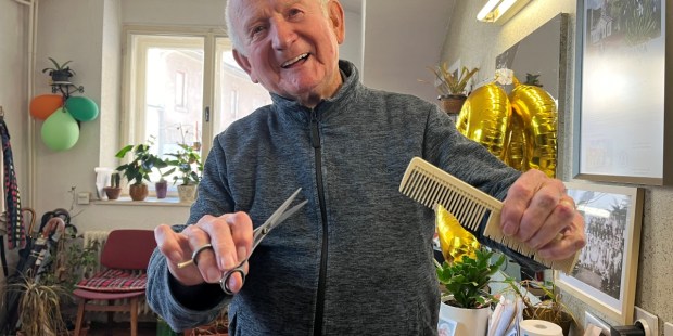 Janez, de 90 años, sigue apasionado por su profesión de peluquero