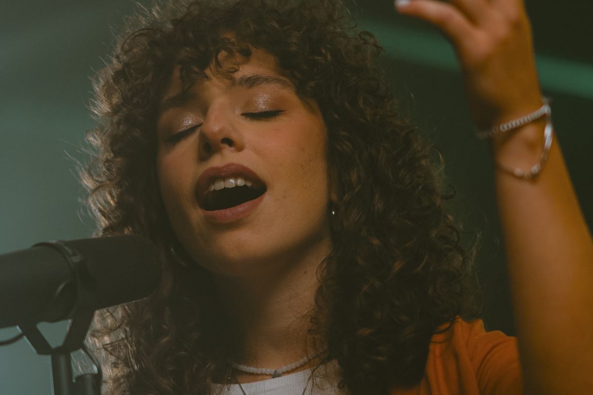 Música católica para orar, adorar... y unir culturas. Conoce a Nico Cabrera