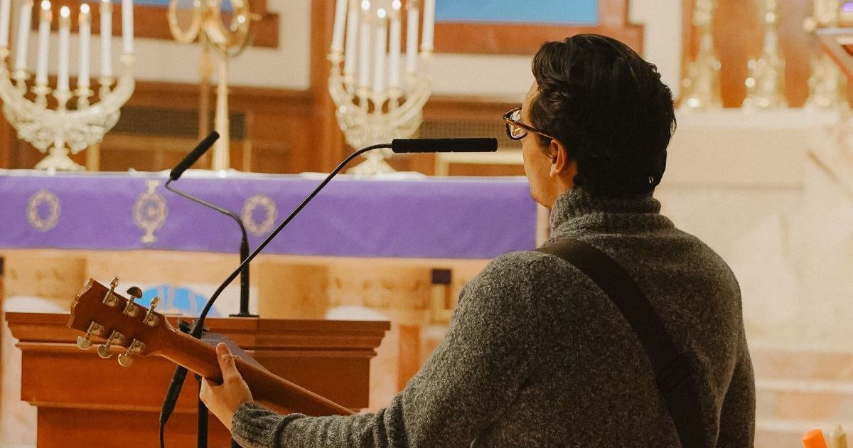 Música católica para orar, adorar... y unir culturas. Conoce a Nico Cabrera