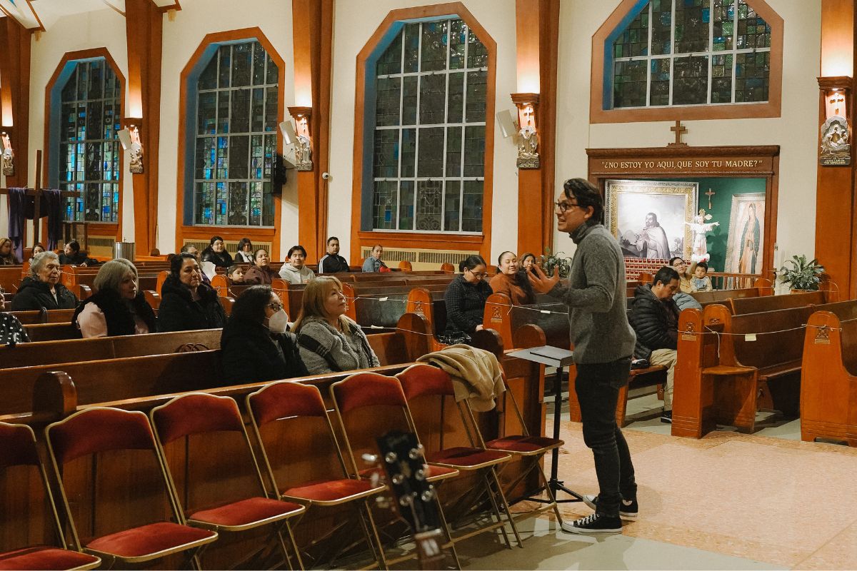 Música católica para orar, adorar... y unir culturas. Conoce a Nico Cabrera