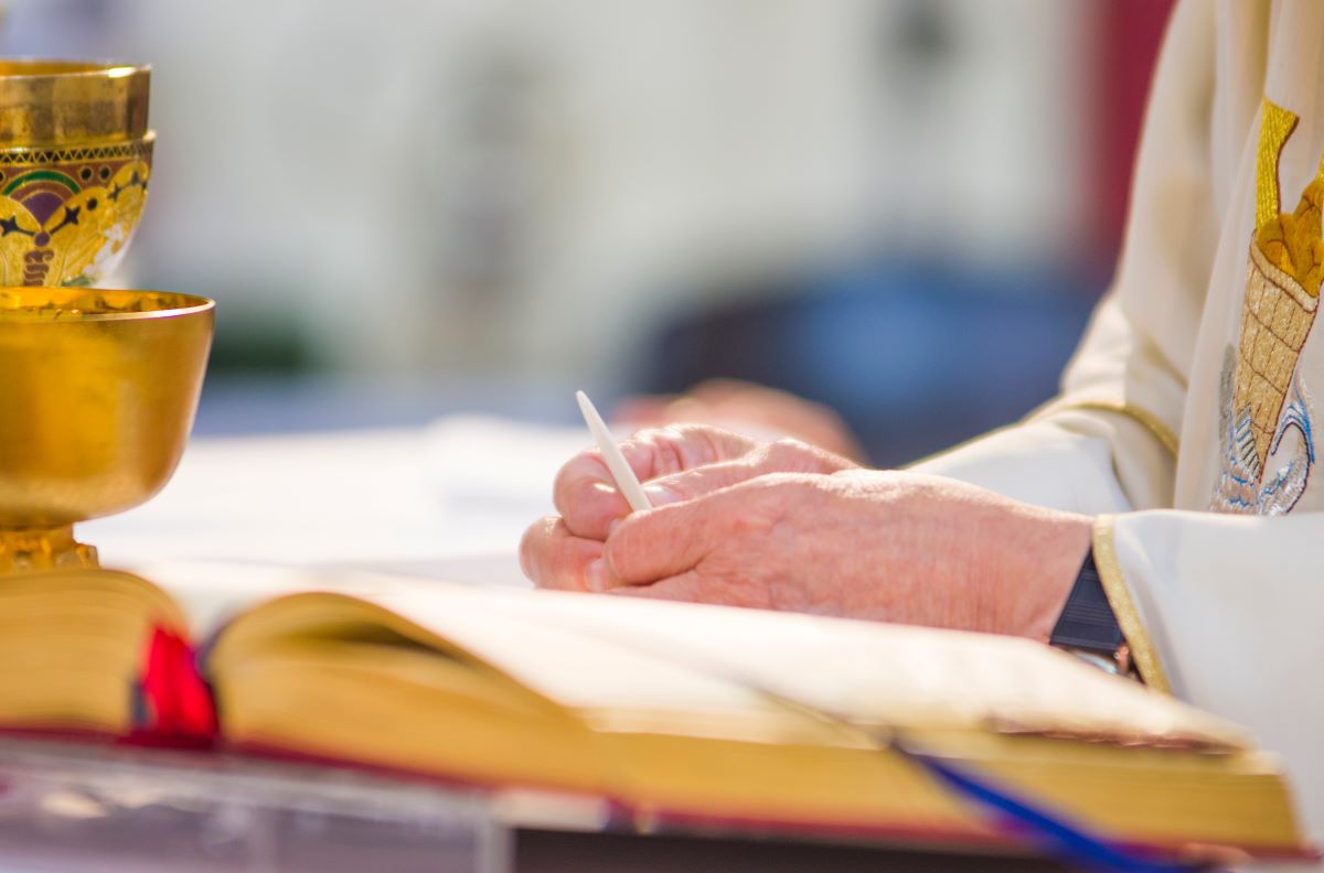 ¿Qué es la hostia que comemos en la Eucaristía?