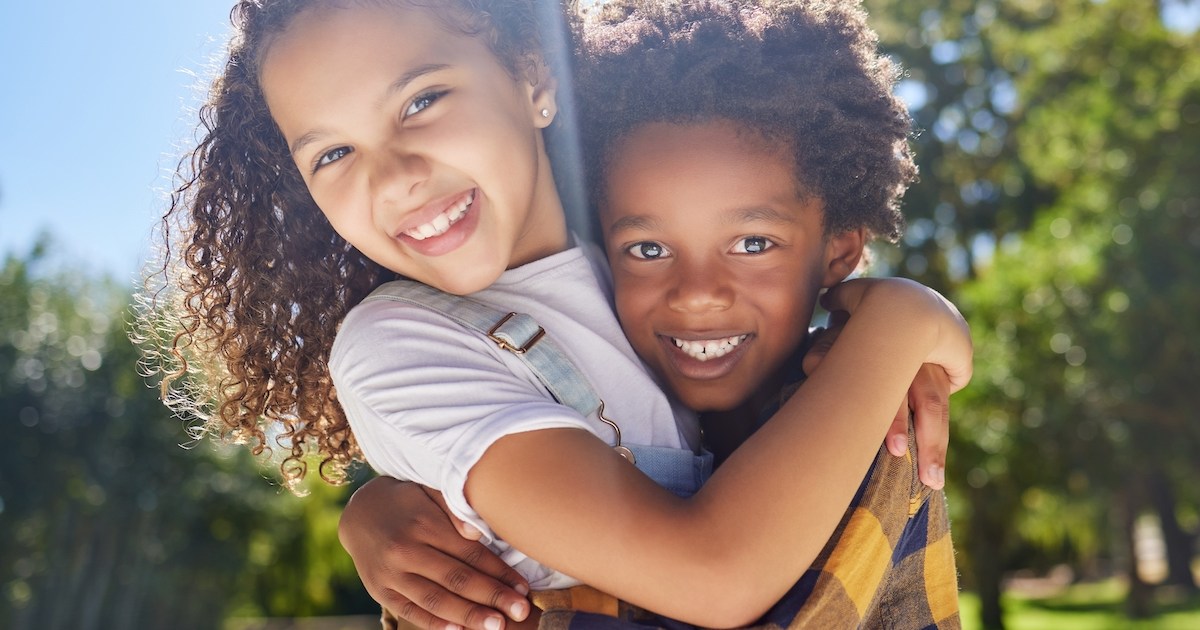 Tener hermanas ayuda a los hermanos a ser mejores personas