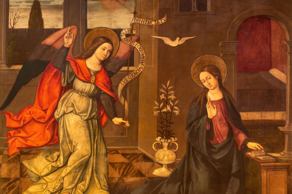 ¿Qué es un atrio en la Iglesia católica y qué representa?