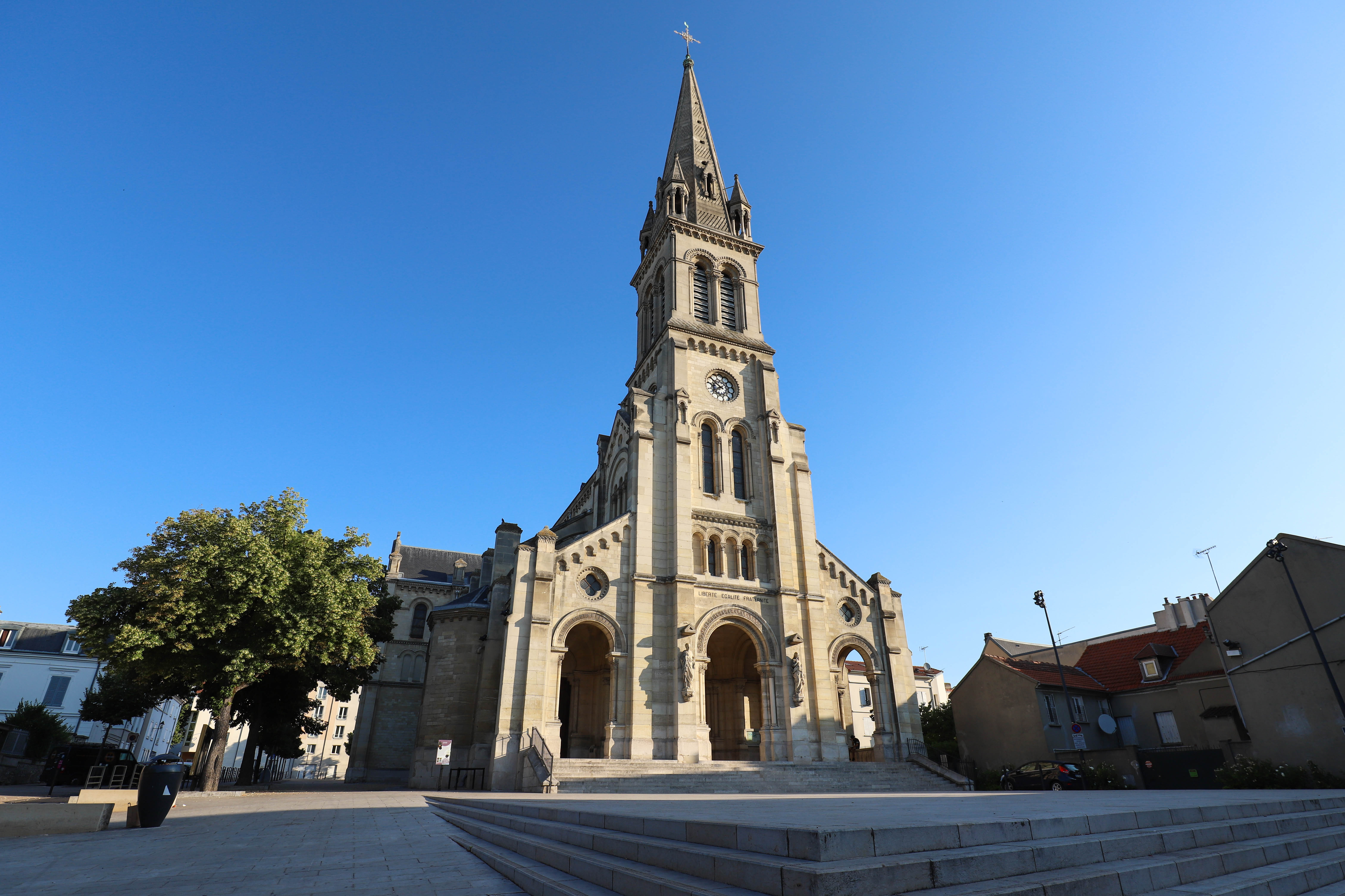 ¿Qué es un atrio en la Iglesia católica y qué representa?