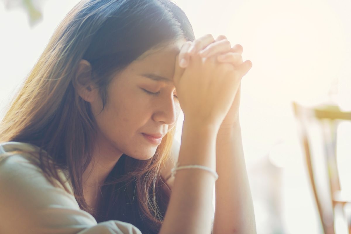 Orar y rezar: ¿hay diferencias entre estas acciones?